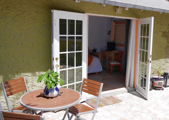 Charming Private Cottage For Two. - Miami, FL