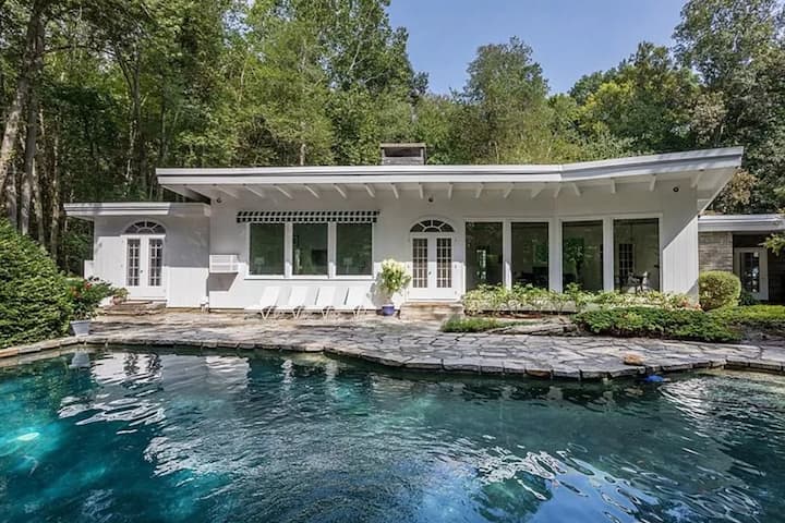 Stylish Mid-century 3br Oasis: Pool, Hot Tub, Bbq - Bridgewater, CT