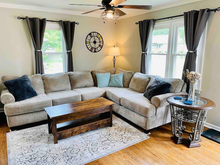 Cozy 3 Bedroom Bungalow Near Auburn Hills - Auburn Hills, MI