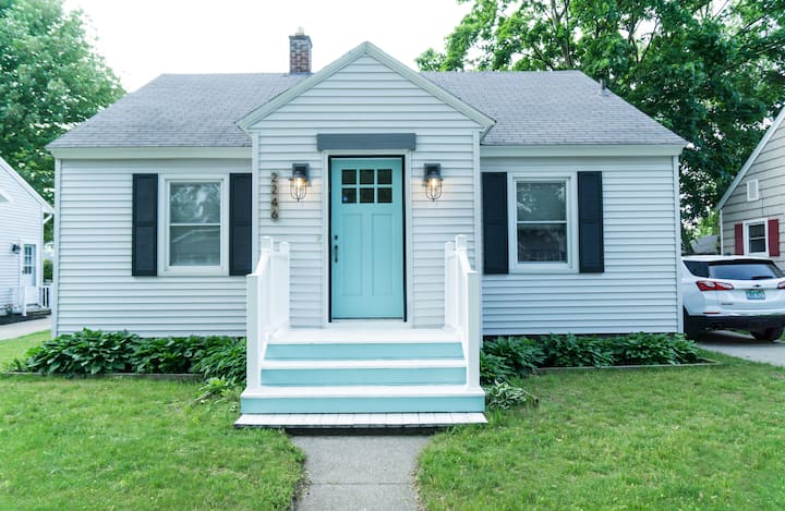 The Cottage | A Cozy, Vintage Retreat - Muskegon, MI