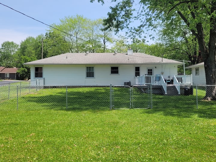3 Bedroom, W/d, Parking, Fenced Yard & King Bed - Belleville, IL