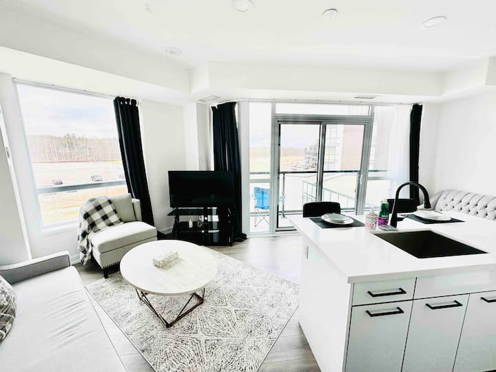 Romantic Stay At Friday Harbour - Innisfil