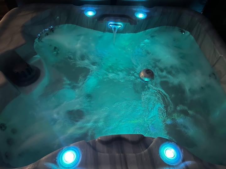 Luxury 4 Br , Hot Tub Sleeps 8, 20 Mins Beach - Jacksonville, FL