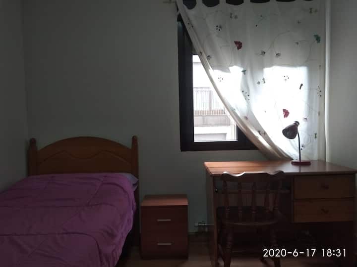 Mujer Vacunada (Pfizer) Alquila Habitación. - Salamanque