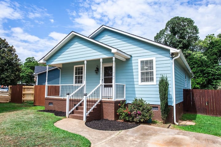 Blue Bungalow: Walk To Downtown + Bikes Available - Travelers Rest, SC