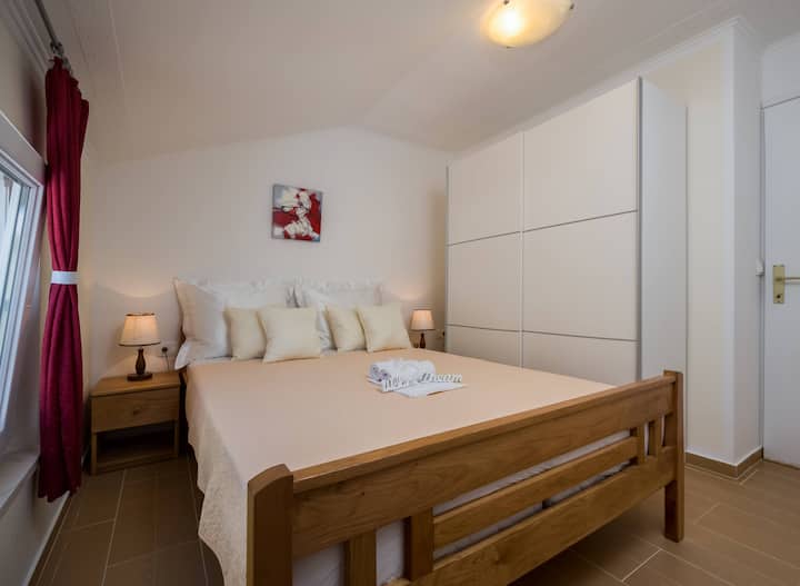 Apartments Krzelj, A8 With Balcony - Trogir