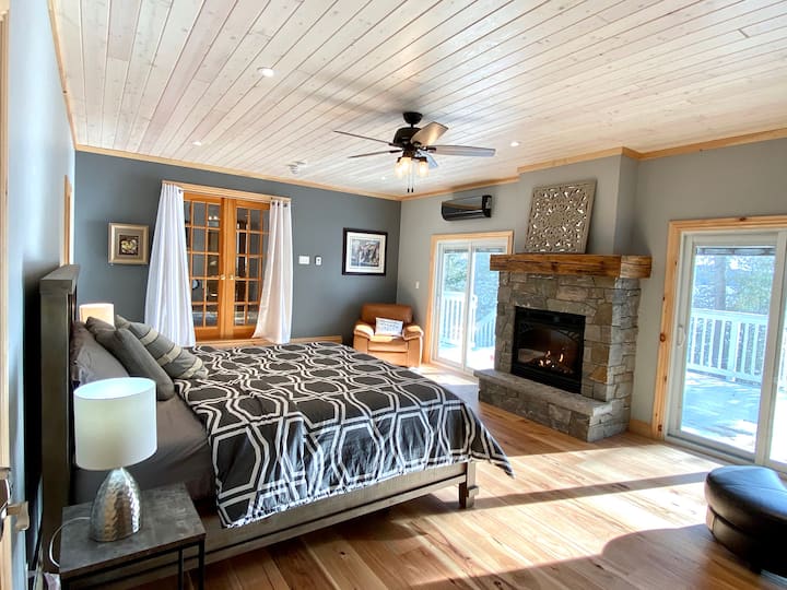 Stunning All-seasons Muskoka Lakefront Cottage - Huntsville