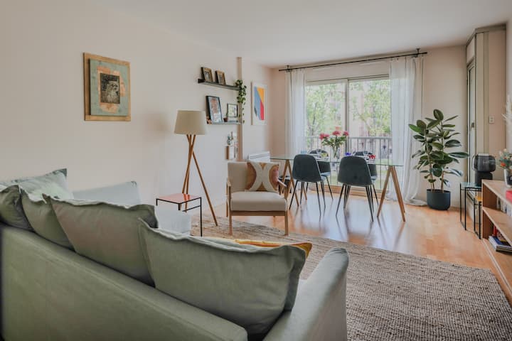 Urban Serenity: Stylish Apartment With Balcony - ibis Paris Gare de Lyon Ledru Rollin