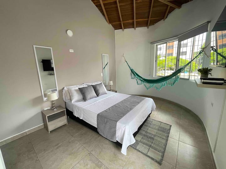 Luminoso Apartamento Con Vista A La Avenida - Medellín