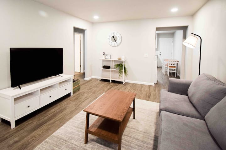 Stylish Apartment In The Heart Of Bentonville - Bentonville, AR