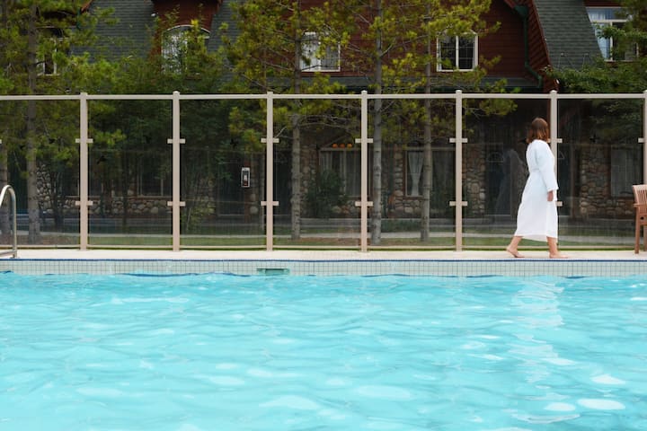 Upscale Mountain Chalet - Canmore