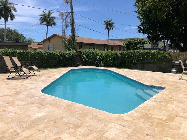 Dania Pool House: 5 Min From Beach/airport - Dania Beach, FL