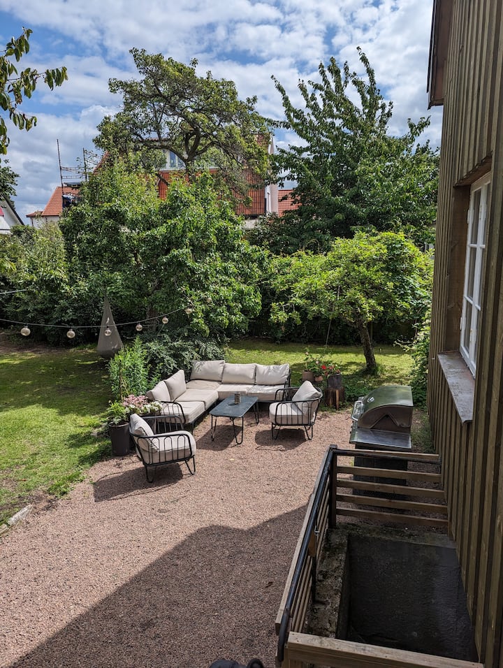 Litet Hus Nära City Med Lummig Trädgård. - Halmstad