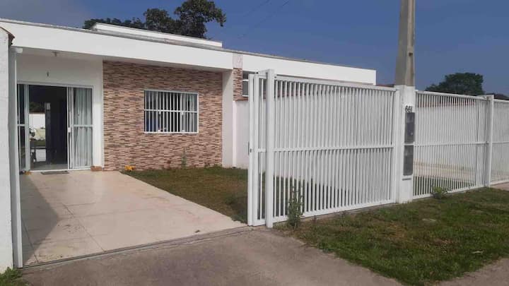 Casa Com Amplo Quintal Em Guaratuba. - Guaratuba