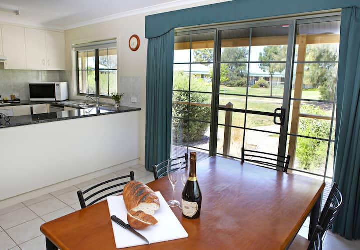 3 Bedroom Private Boat Ramp -Winbi Holiday Rentals - Echuca