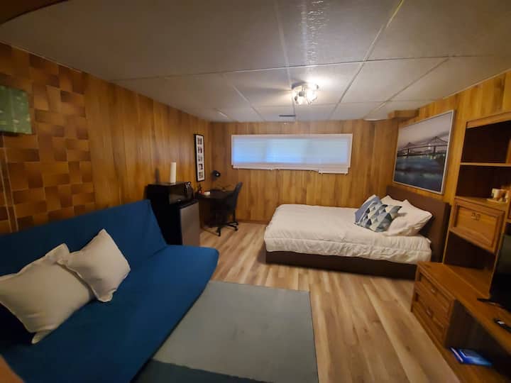 Entire Nice Basement -12 Minutes From Yul Airport - Pointe-Claire