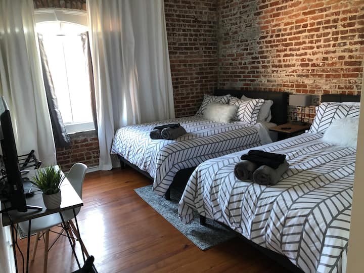 Downtown Condo In Prime Location Close To Bars! - Savannah, GA