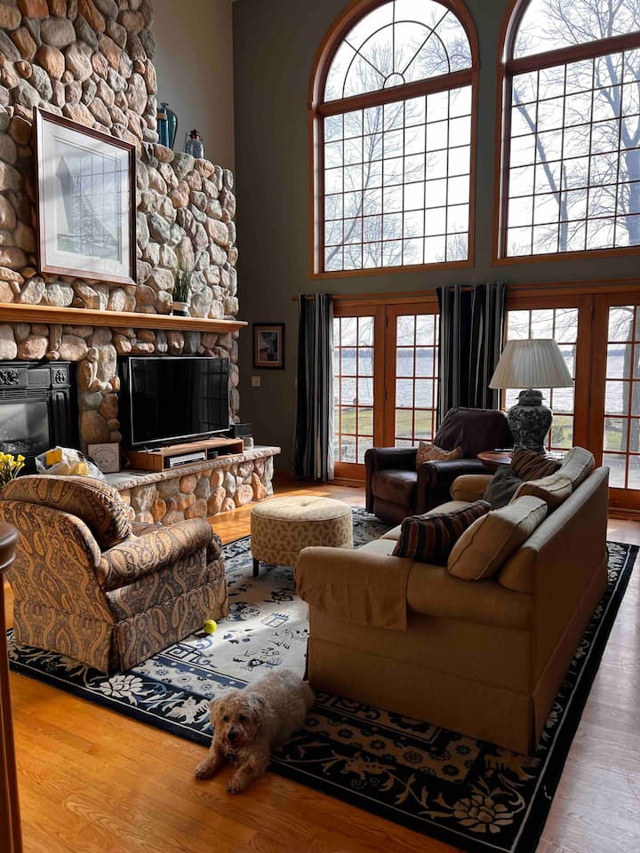 Eaa! Large Luxury Lake Front Home. 6 Bd; 5 Baths - Oshkosh, WI
