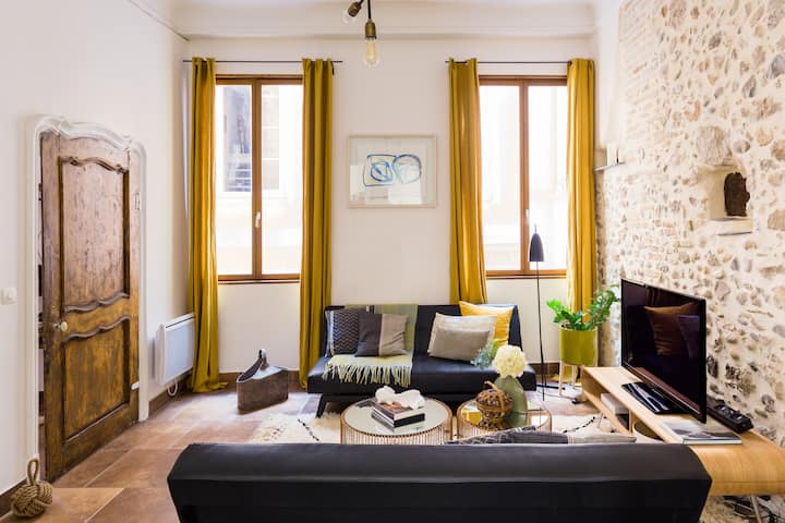 Explore The Old Town From A Charming, Stone Walled Apartment - Nice
