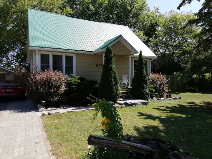 Bide A Wee (Stay A Little)  Upper Level Of Home - Kingston