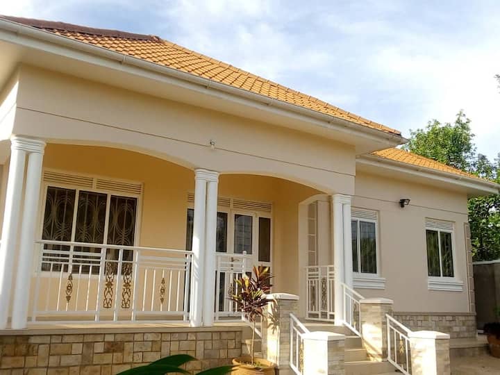 Morden, Fantastic Home Away From Home! - Kampala