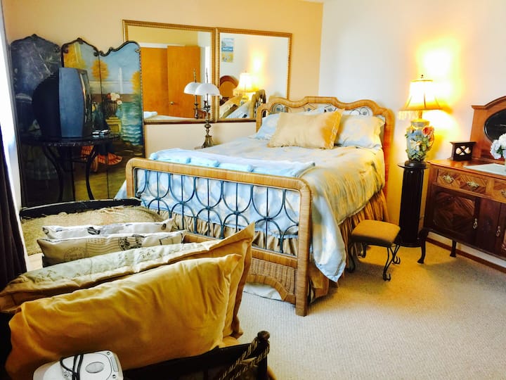 Sanctuary By The Sea Master Bedroom W/2 Beds - Big Sur, CA