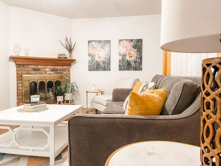 Tally Town Gem: 2br/2ba Townhome, Sleeps 6! - Tallahassee, FL