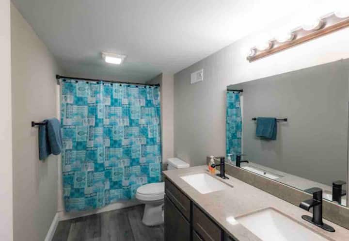 Travelers Luxury 2 Bed 2 Bath With Laundry Room! - Saint-Louis, MO