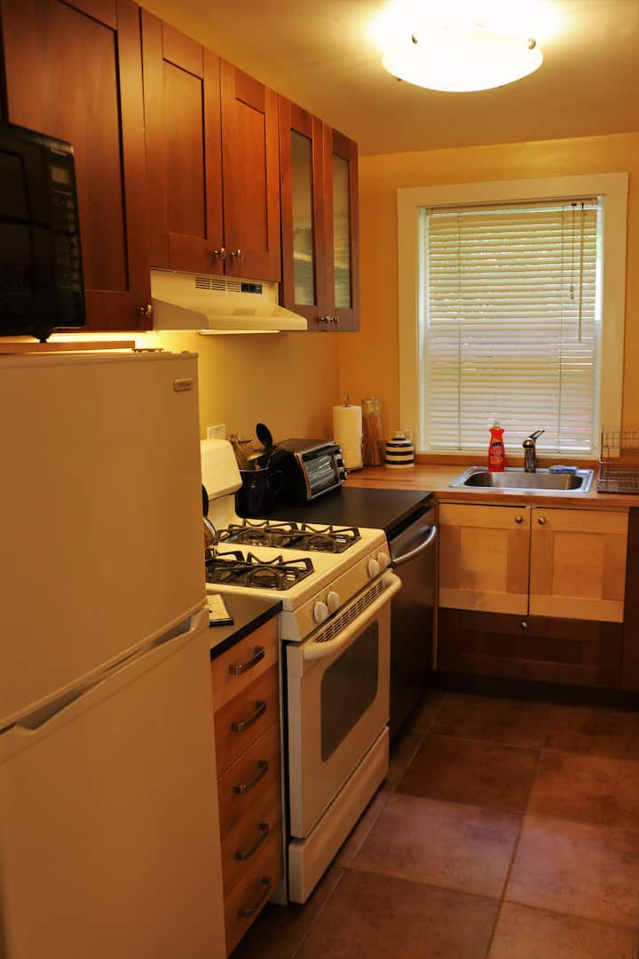 Stylish 2 Br, 2 Bath, Private Back Yard Apartment - Alameda