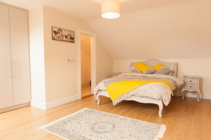 Bright And Spacious Double Bedroom With En Suite. - Cobh