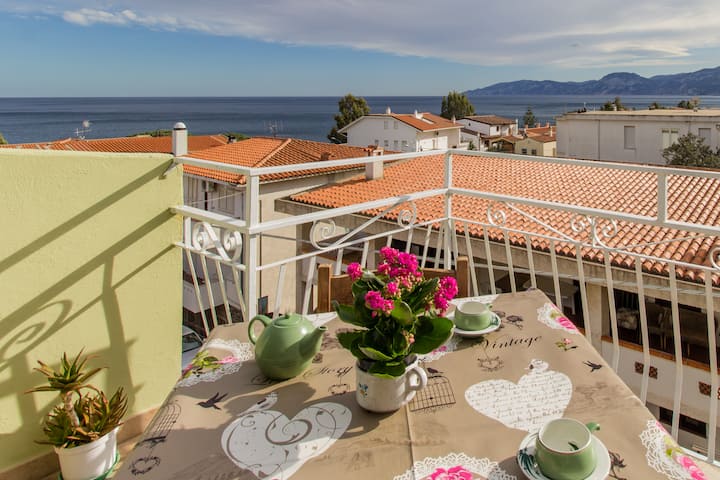Attic Apartment With Sea View, 40 Metres From The Beach. Wi-fi - Cala Gonone