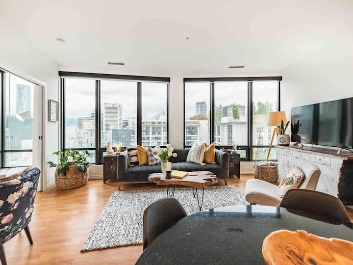 Chic Mid Century 2 Bed Sanctuary In Prime Downtown - Vancouver