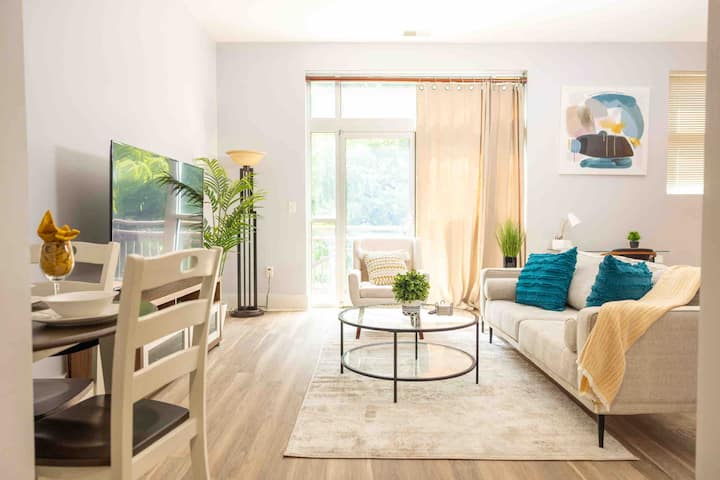 King Bed In Walkable Area With Restaurants & Shops - University City Boulevard – Charlotte
