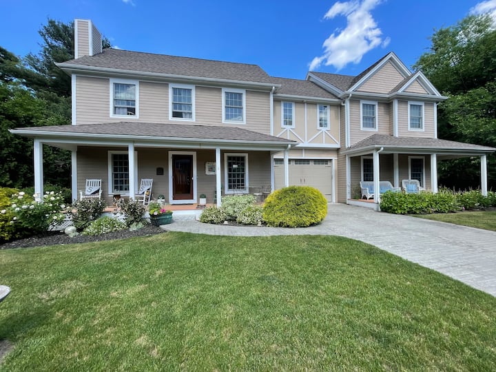 Chateau Bro H2o 
Located On Lake Cochituate - Framingham, MA