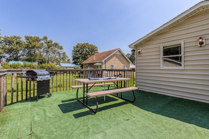 Beach & Grill! Pets Welcome - Ocean Pines, MD