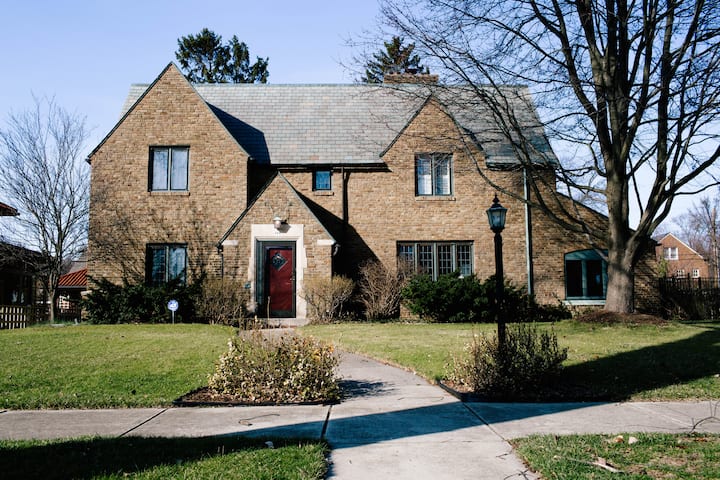 Walk To Notre Dame: 9+ Persons/4br/3.5 Bath - South Bend, IN