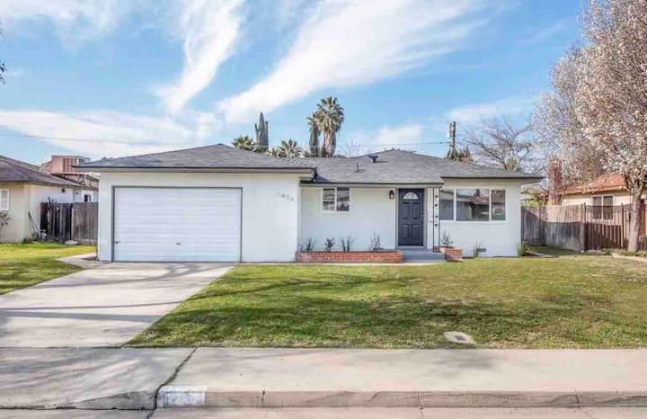 Lovely 3 Bd 1.5ba Home With Large Fenced Yard! - Clovis, CA