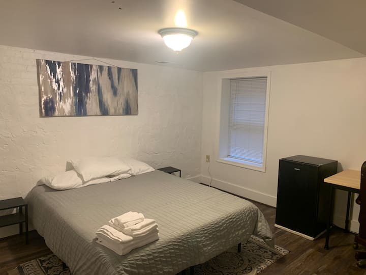 Discounted Large Bedroom With Office Desk In Nw Dc - Washington, D.C.