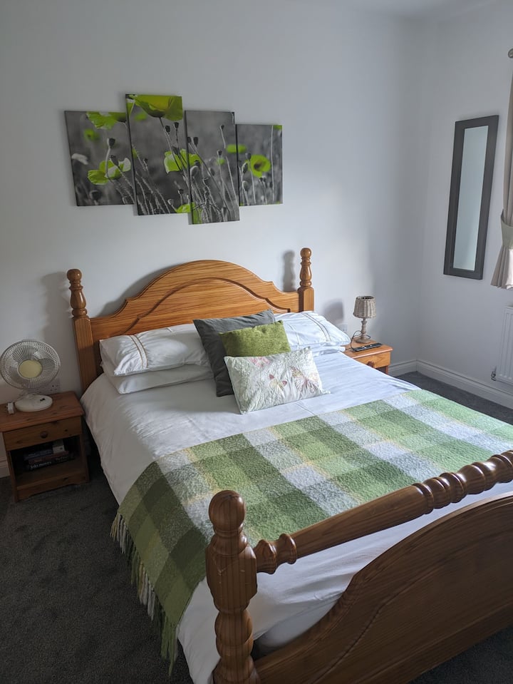 Sunny Double Room In House In Gated Community - Bradford