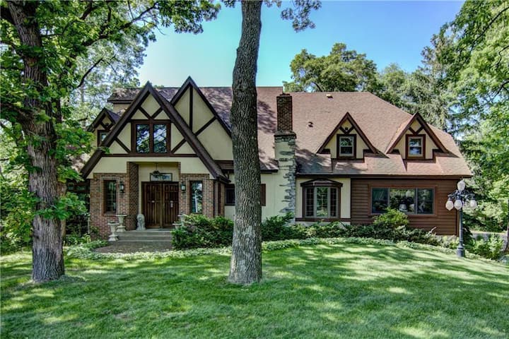 Beautiful 6 Bedroom Home In The City - Fall Creek, WI