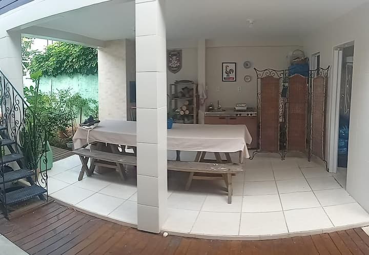 Casa Agradável Com Piscina à Uma Quadra Do Mar! - Florianópolis