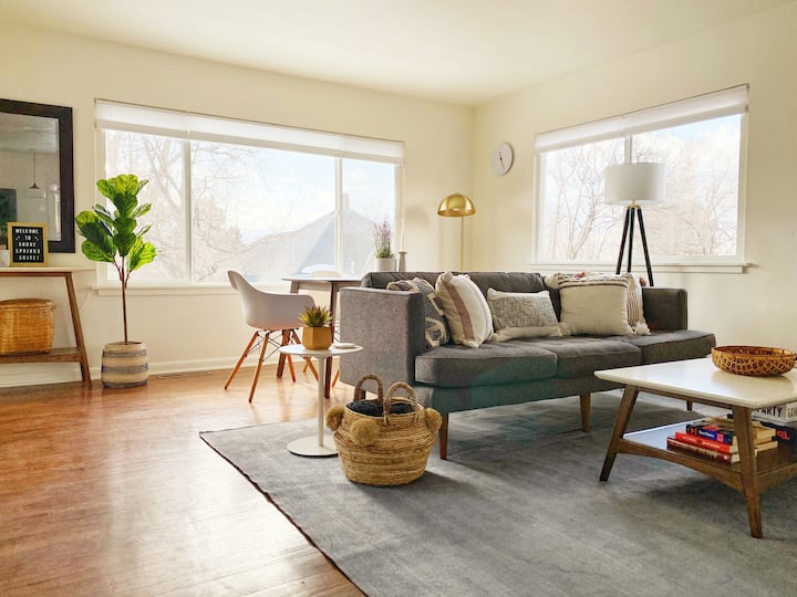 ★ Sunny Springs Suite ★ Updated, Chic, Near It All - Colorado Springs, CO