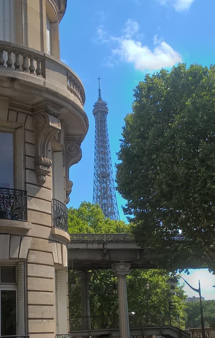 Eiffel Tower View - Refurbished Charming & Cosy - Paris