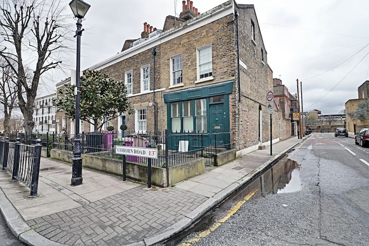Character Property In London E3: Whole House - Brisbane Road