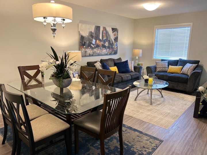 Elegance & Comfort: 4 Bedroom Escape Home - Saskatoon