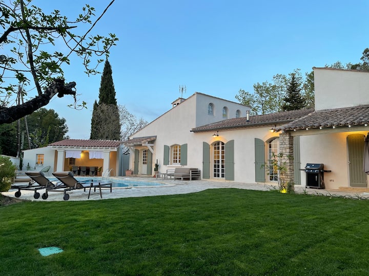 Uzes Très Belle Villa Avec Piscine Et Jardin - Uzès