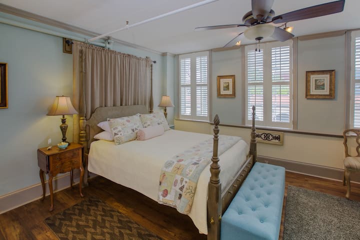 In The Heart Of Historic Downtown On Market Street - Charleston, SC