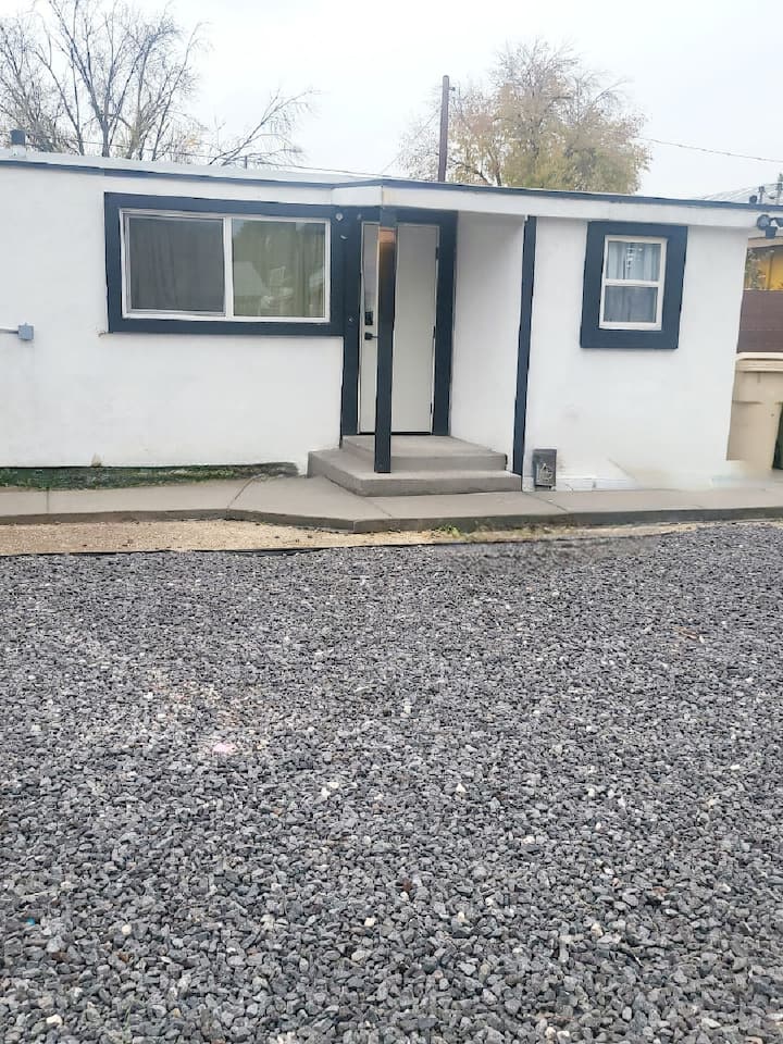 Super Cute Little Minimal House! - Splash Pad, Glendale