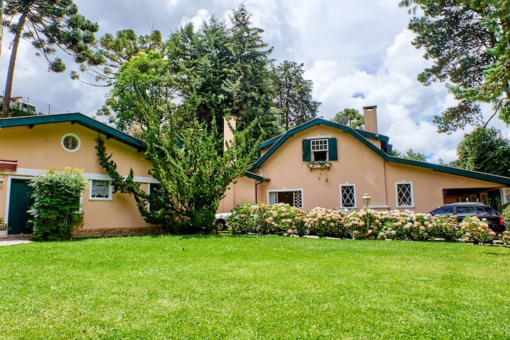 House 100m From Centrinho, Sleeps Up To 25 People. Peace And Comfort! - Campos do Jordão