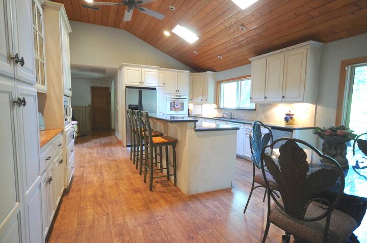 Wicker Moose Manor: 3600 Sqft Multi-family Getaway - Pollock Pines, CA